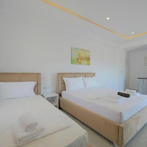 Quarto Triplo, varanda | Quartos insonorizados, Wi-fi grátis, roupa de cama fornecida 
