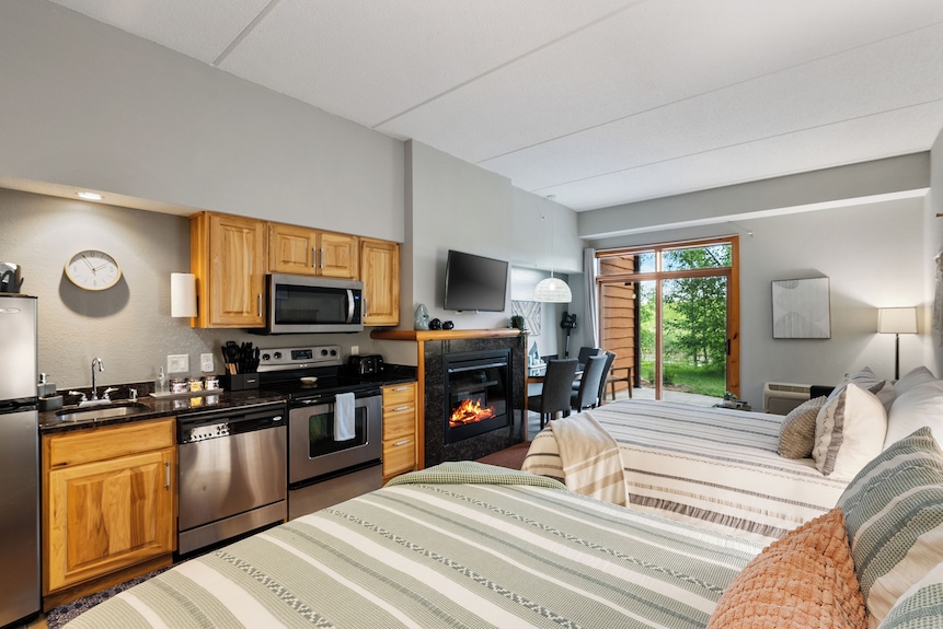 Studio On The Green - Remodeled 2-bed, Walk To Attractions - Wisconsin
