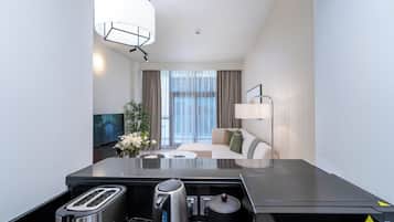 Apartamento luxo, sacada, vista para a cidade | Cozinha privada | Geladeira, micro-ondas, fogão, lava-louças