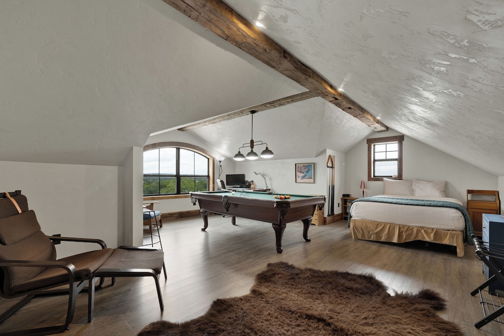 West End Luxury Retreat With Resort Style Pool And Hot Tub - 弗雷德里克斯堡