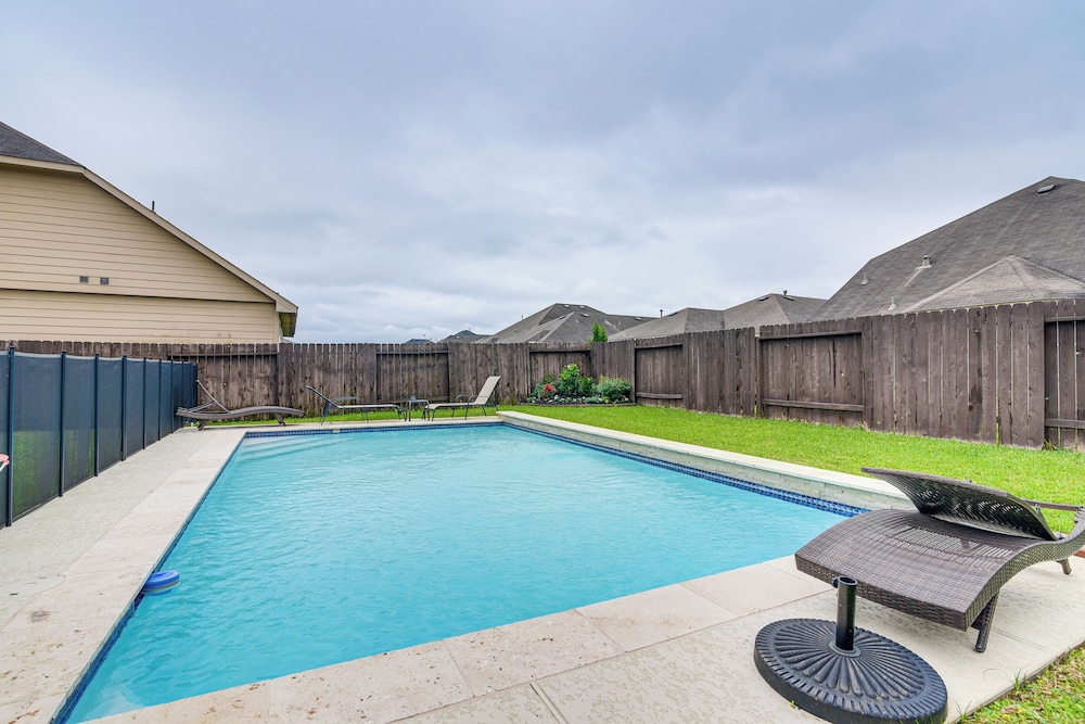 Modern Houston Home W/ Patio: 12 Mi To Downtown! - Pearland