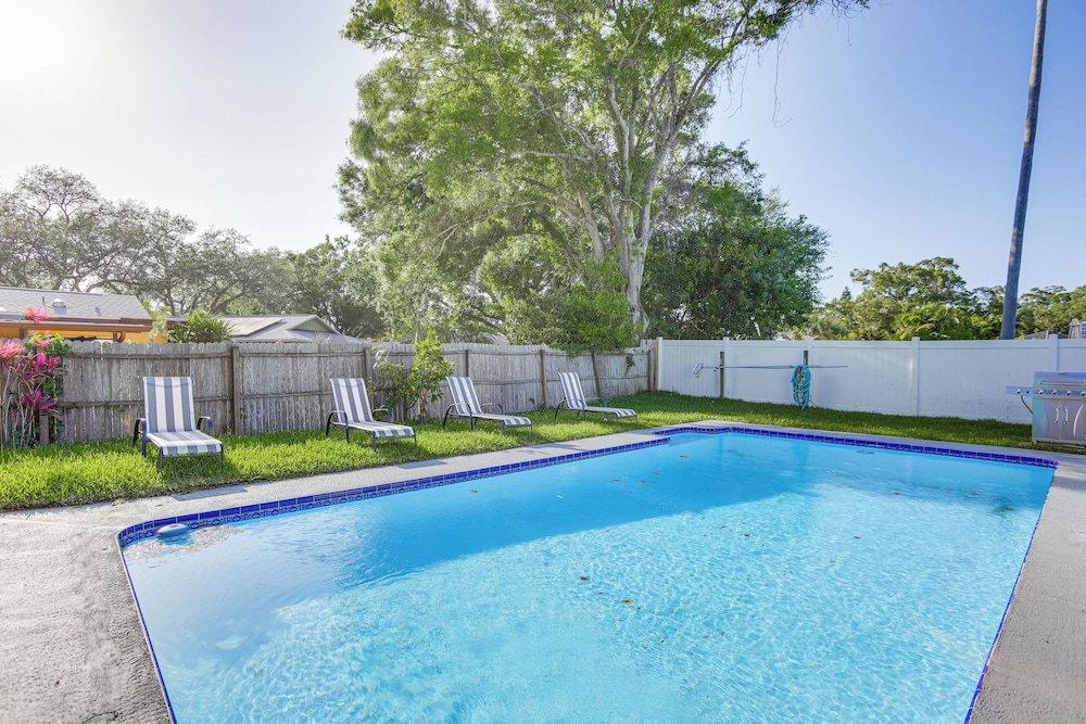 Roomy Largo Home W/ Screened Patio & Private Pool! - Largo, FL