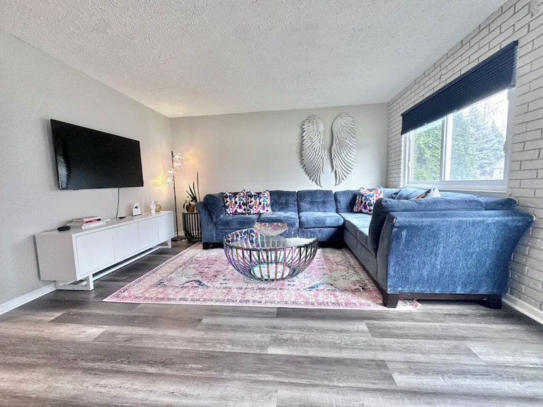 Colorful Retreat, W/ Firepit And 2 Tv's. By Royal Oak! - Troy, MI