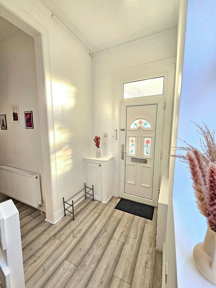 Spacious Haven With Free Parking - Glasgow