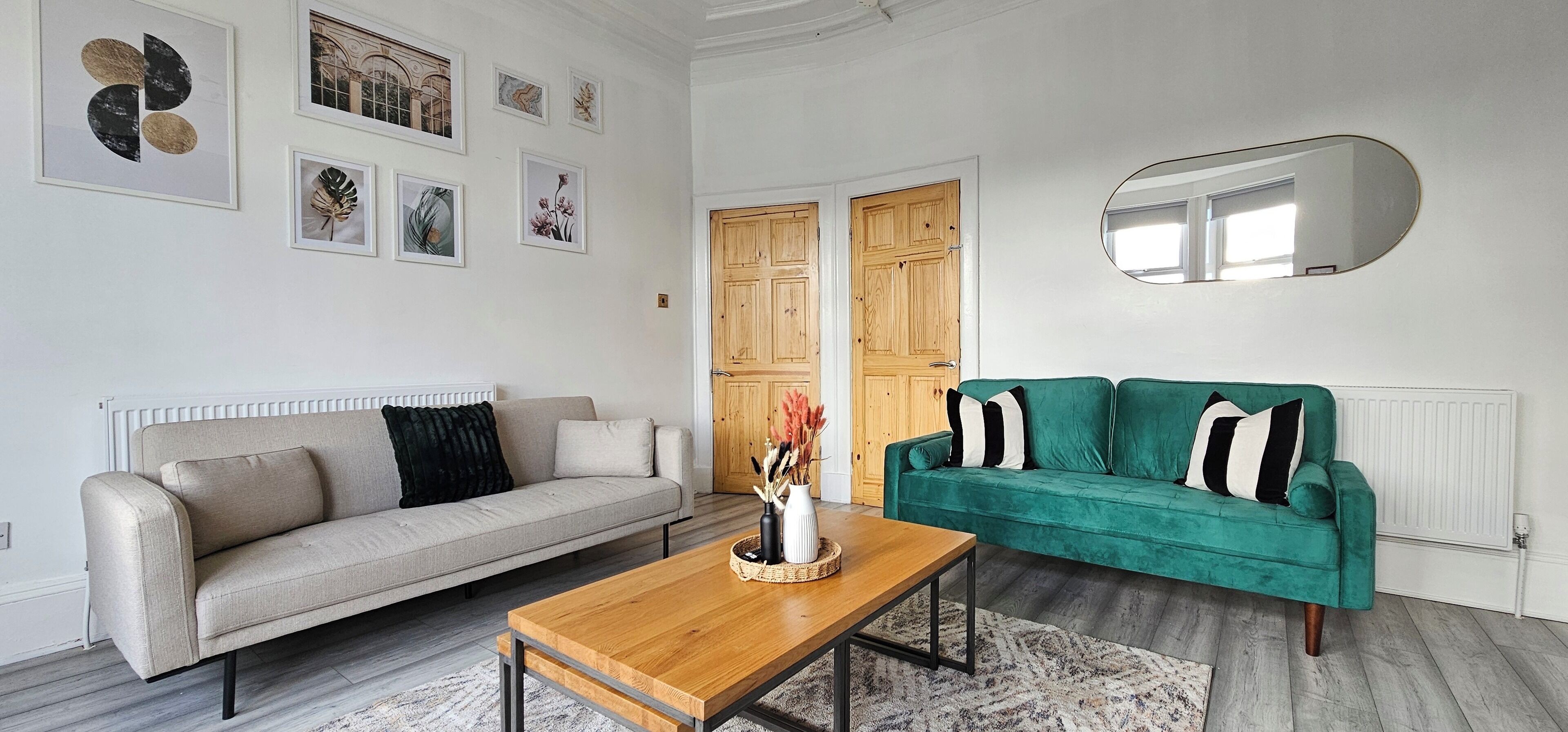 Casa, vista para o jardim | Sala de estar | Smart TV de 43 polegadas com canais digitais, serviços de streaming 