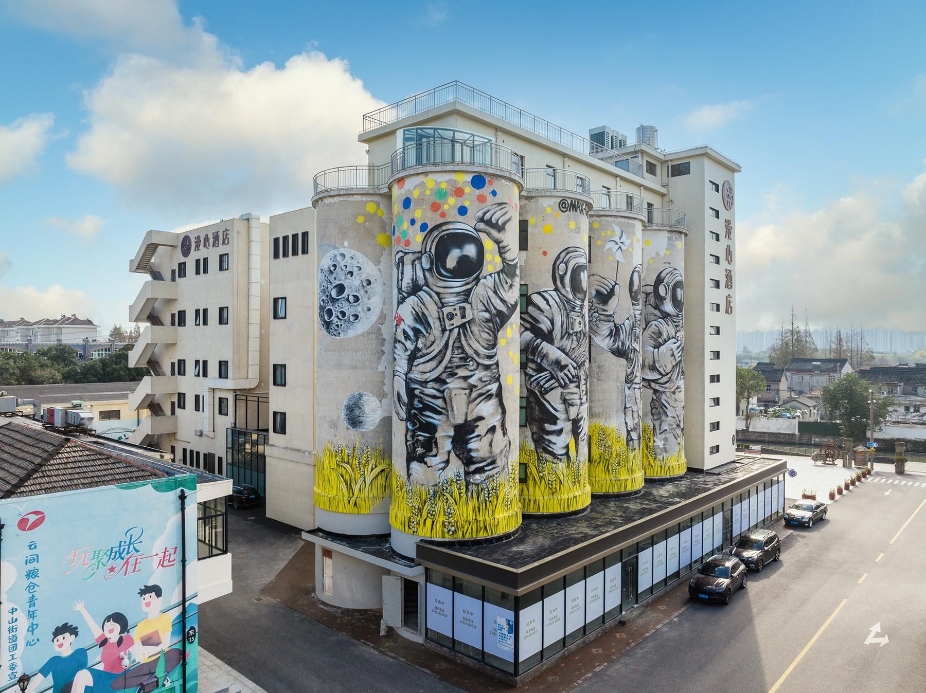 Um edifício com um mural de astronautas na fachada.