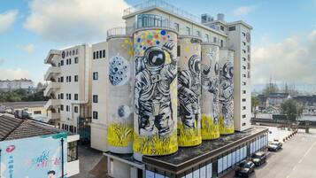 Um edifício com um mural de astronautas na fachada.