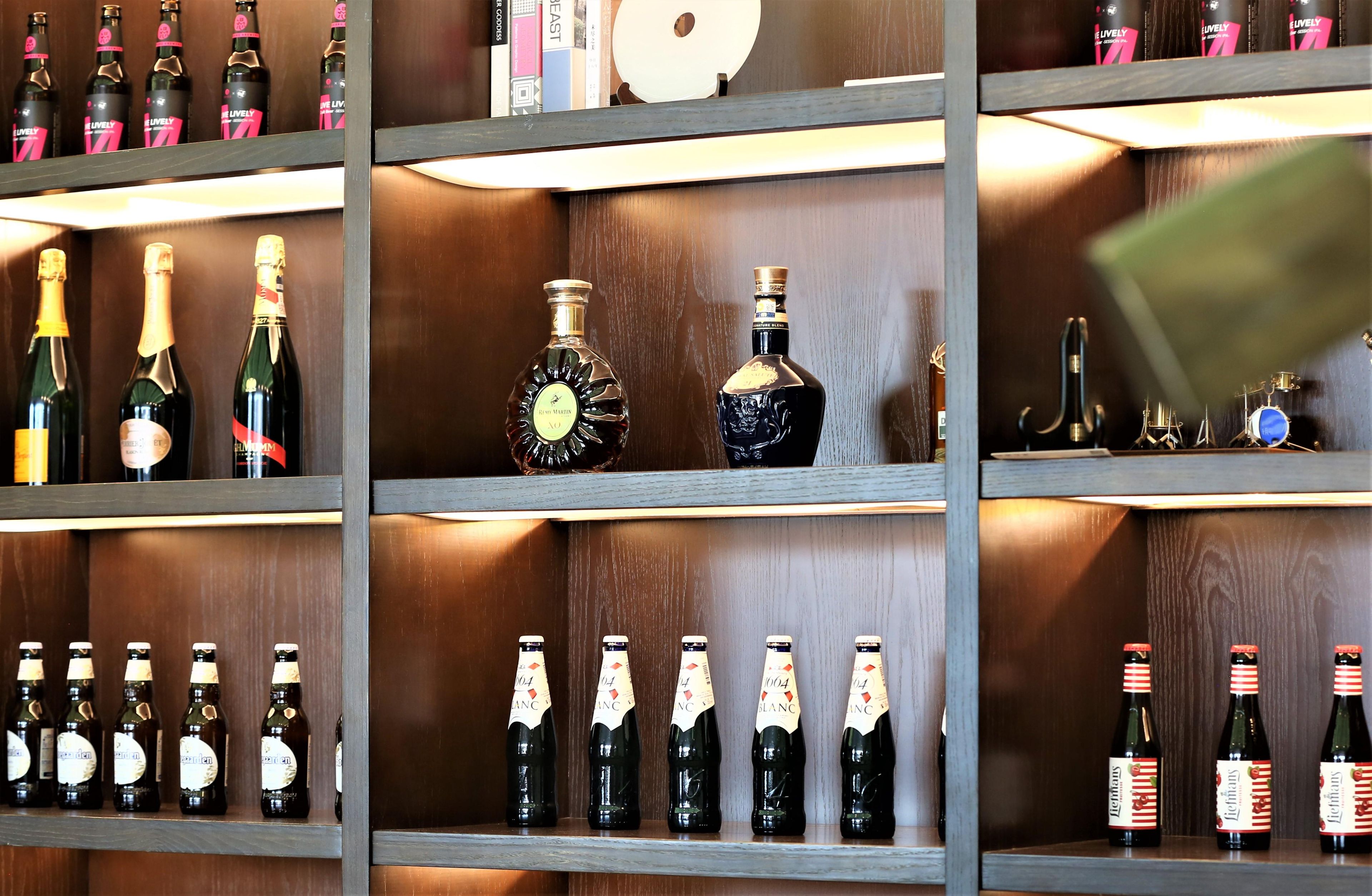 Uma adega com diversos vinhos e bebidas espirituosas.