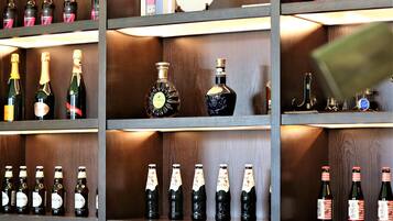 Uma adega com diversos vinhos e bebidas espirituosas.