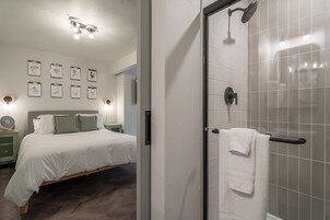 Quarto luxo | Ferros/tábuas de passar roupa, Wi-Fi de cortesia