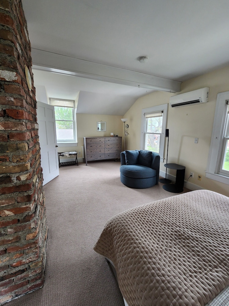 Garden Setting Within Walking Distance Of River, Local Shops, And Restaurants! - Stillwater, MN