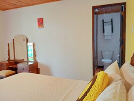 Quarto casal standard, varanda | Individualmente decorados, individualmente mobiliados, roupa de cama