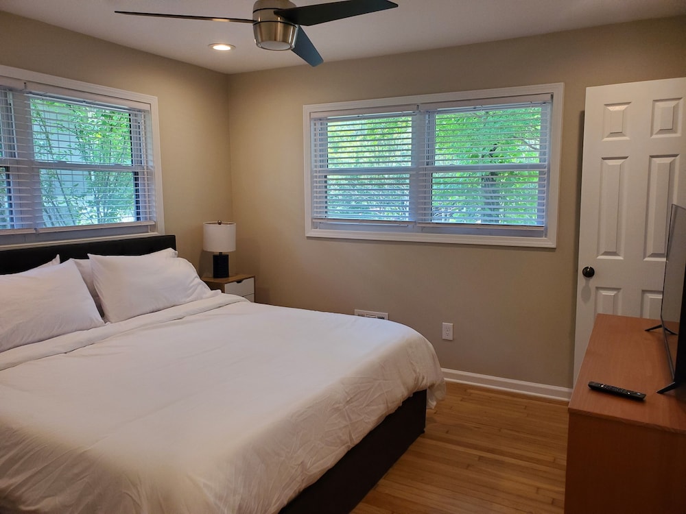 Cozy 3 Br In Center Of Town W/work Space. Walking Distance To Main Attractions - Fairburn, GA