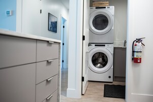 Apartamento em Condomínio Fechado | Sala de estar | Televisor de ecrã plano de 40 polegadas com canais por cabo 