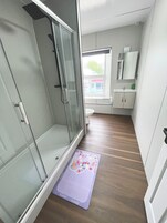 Standard Family of 3 Room | Banheiro | Chuveiro, secador de cabelo, toalhas de banho 
