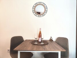 Estúdio Standard, 1 cama queen-size | Quartos insonorizados, ferro/tábua de engomar, Wi-fi grátis 