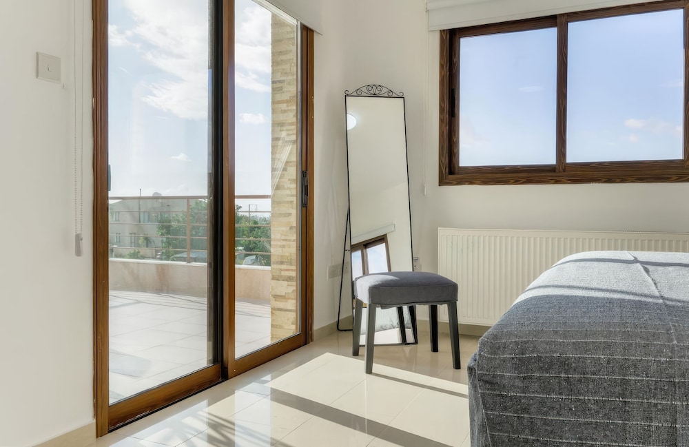 Huge family house 5 minutes from the heart of Paphos. and other ...