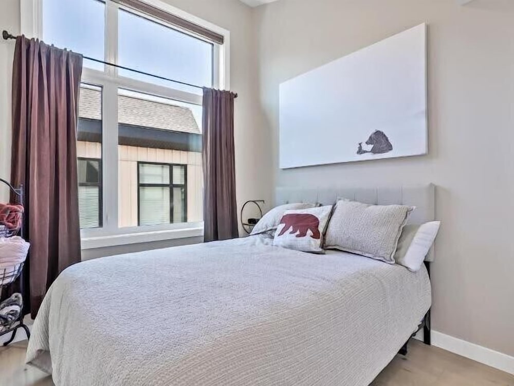2 Br/2bth Townhome, Ac, Private Garage - Central - Canmore