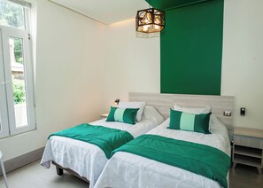 Quarto Twin Standard | Secretária, secretária adequada para computadores portáteis 