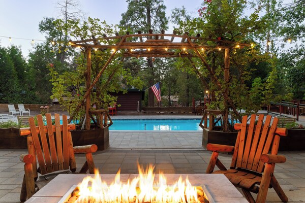 Arrowhead Pine Rose Cabins - Crestline, CA