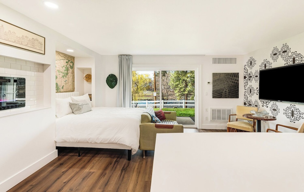 "Skiing Red" Ground-floor Studio With Gorgeous View Of The Deschutes River! - Bend, OR