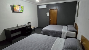 Quarto Quádruplo Standard, 2 camas queen-size | Secretária, Wi-fi grátis