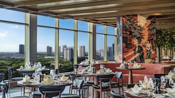 Pequeno-almoço tipo buffet diário (554400 VND por pessoa)
