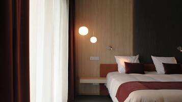 Quarto casal, sacada, vista para o jardim | Cofres nos quartos, escrivaninha, cortinas blackout