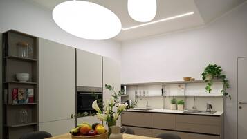 Apartamento, pátio | Cozinha privada | Um frigorífico, um micro-ondas, um forno, uma máquina de lavar louça