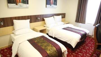 Quarto Triplo Familiar | Secretária, Wi-fi grátis, roupa de cama fornecida