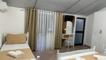 Quarto quádruplo | Escrivaninha, ferros/tábuas de passar roupa, Wi-Fi de cortesia
