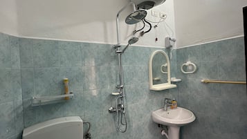 Chuveiro, chuveiro com efeito de chuva, secador de cabelo