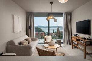 Suite Familiar, varanda, vista para o mar | Sala de estar | Televisor LCD, brinquedos 