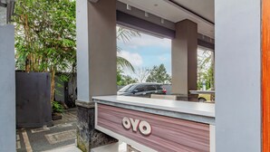 Uma área de recepção com balcão exibindo o nome "OYO".