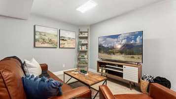 Apartamento, 2 camas Queen, varanda, vista para o jardim (321 N. Meldrum) | Área de estar | TV de tela plana 60 polegadas com canais digitais, TV