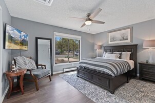 Casa, várias camas, banheira de imersão, vista para o jardim (320 N. Meldrum) | 2 quartos, individualmente decorados, individualmente mobiliados