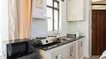 Apartamento Superior, 1 quarto | Kitchenette privada | Minifrigorífico, um micro-ondas, uma placa de cozinha