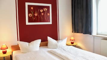 Quarto Duplo Básico | Secretária, Wi-fi grátis, roupa de cama fornecida