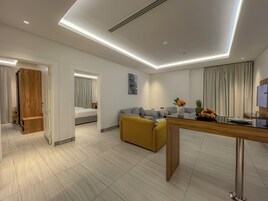 Suite Familiar, 2 quartos | Minibar, cofre no quarto 