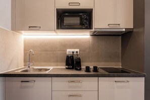 Quarto Duplo Panorâmico, 1 cama queen-size, varanda, Vista para a cidade | Kitchenette privada | Um frigorífico, um micro-ondas, uma placa de cozinha 