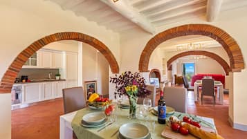 Vila lua de mel, vários quartos, ao lado da montanha (Villa Chimera Green 10 with Pool &) | Opções para refeição