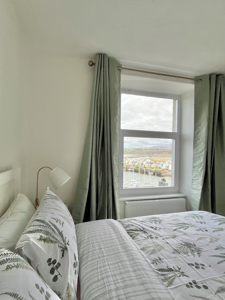 Spectacular Harbour And Mountain Views, Porthmadog, Snowdonia, Sleeps 9 - Porthmadog