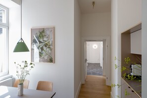 Suíte luxo, para não fumantes | Cozinha privada | Frigobar, micro-ondas, talheres/pratos/utensílios de cozinha