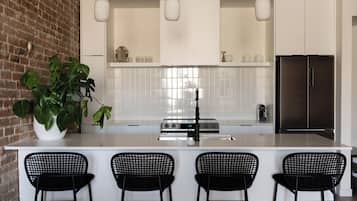 Apartamento superluxo, 1 cama Queen | Cozinha privada | Geladeira, micro-ondas, fogão, cooktop