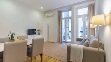 Apartamento Deluxe | Sala de estar | TV de ecrã plano