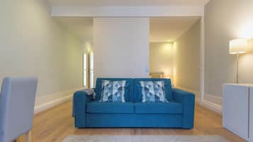 Apartamento Deluxe | Sala de estar | TV de ecrã plano