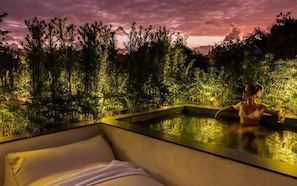 Roupas de cama premium, frigobar, cofres nos quartos, escrivaninha