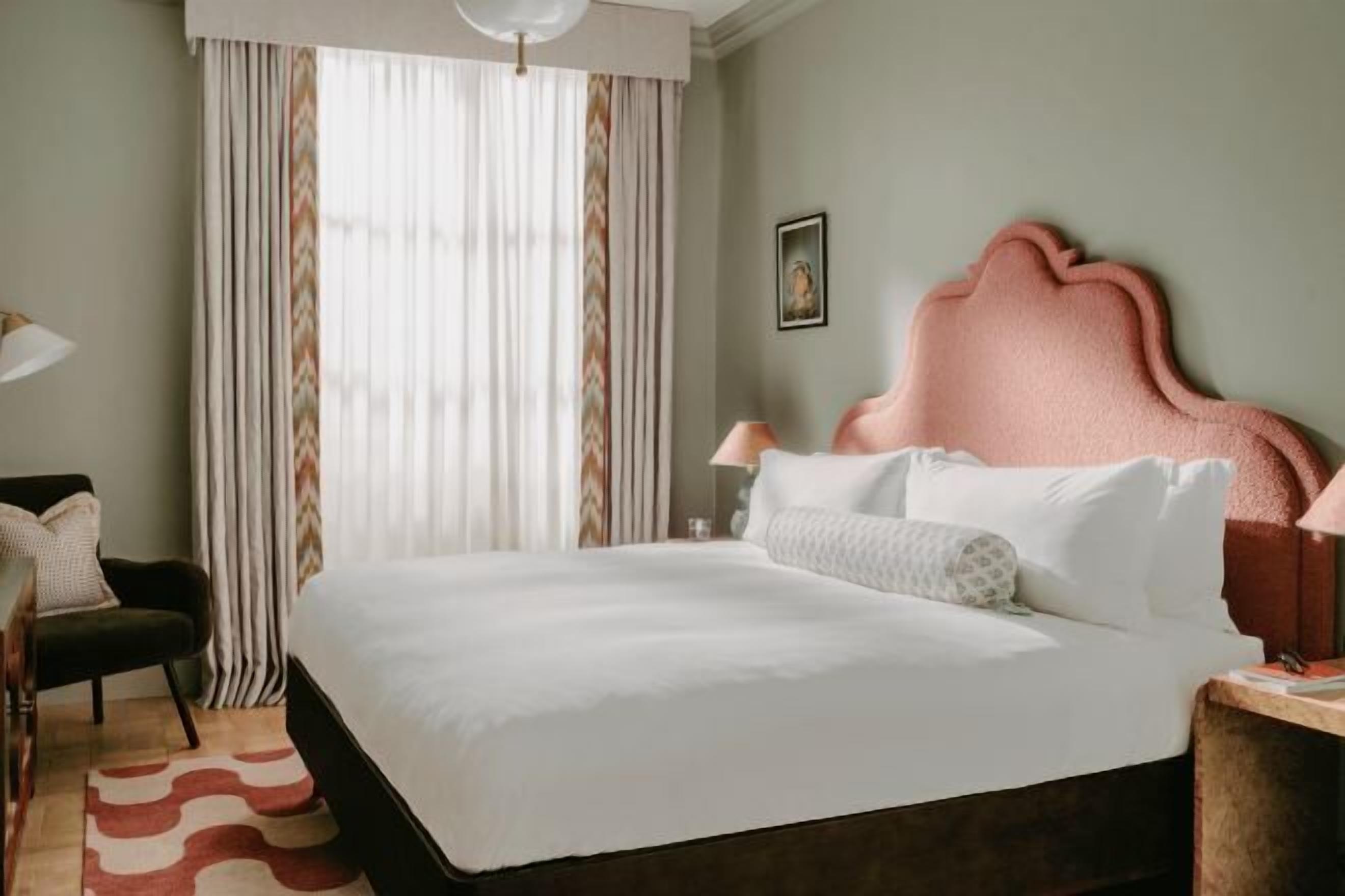 Frigobar, cofres nos quartos, ferros/tábuas de passar roupa