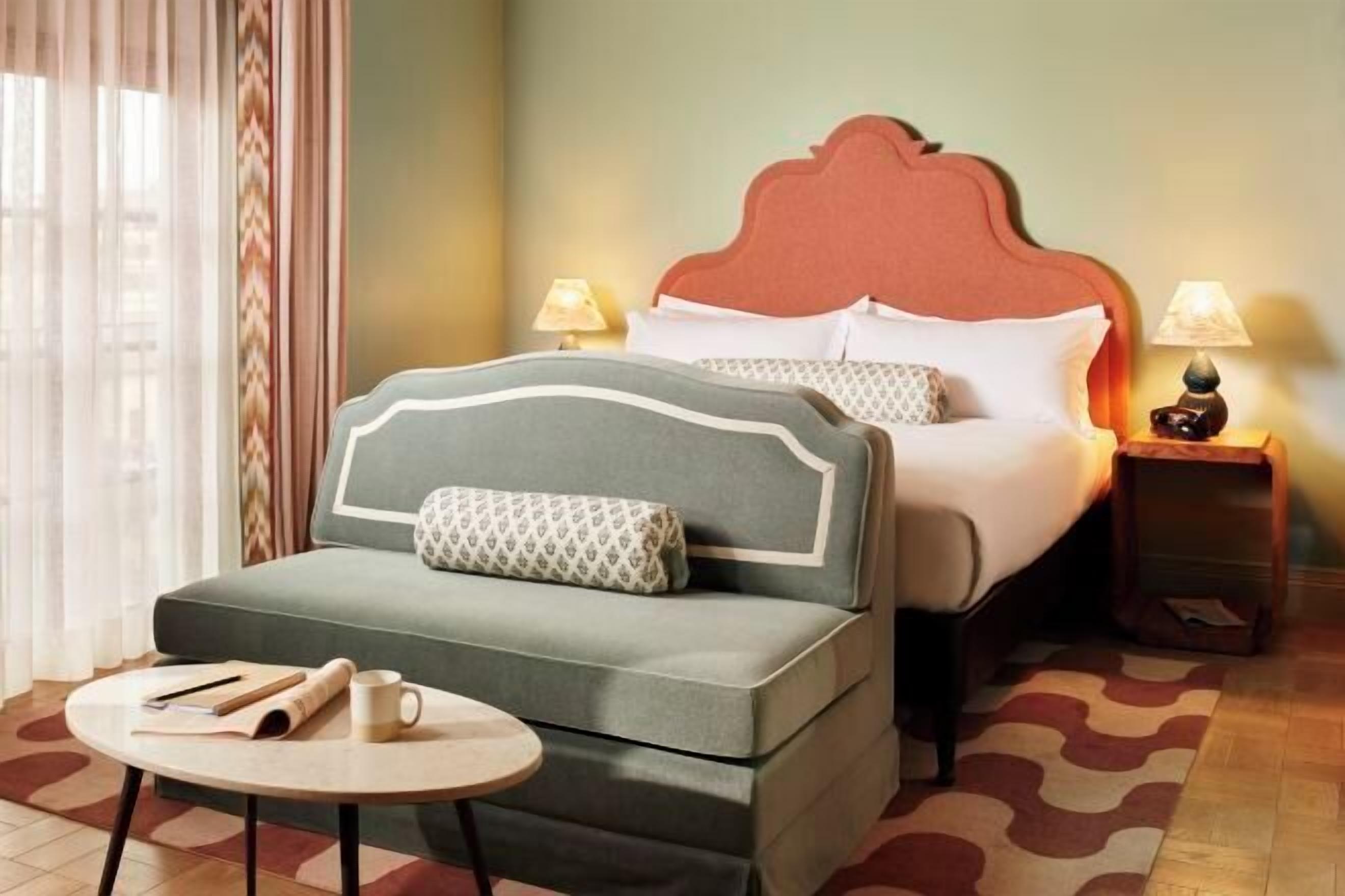 Frigobar, cofres nos quartos, ferros/tábuas de passar roupa