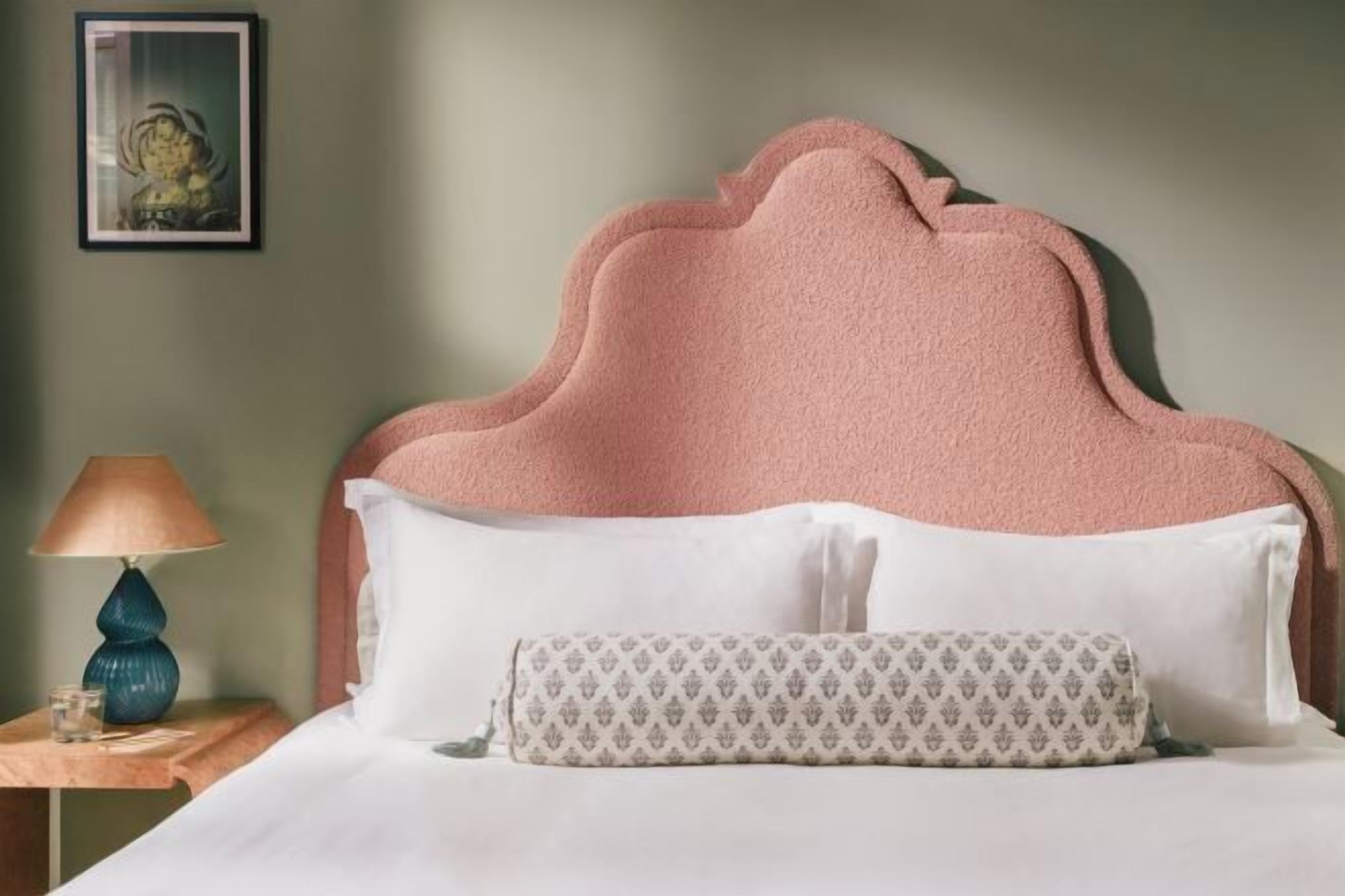 Frigobar, cofres nos quartos, ferros/tábuas de passar roupa